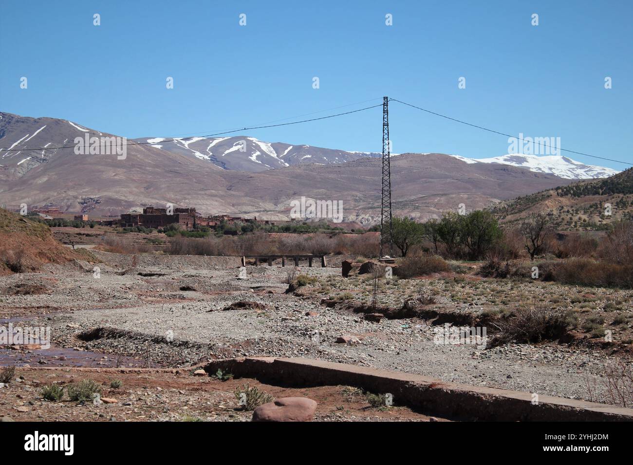 Road on the edge of the Sahara desert below the Atlas Mountains Stock ...