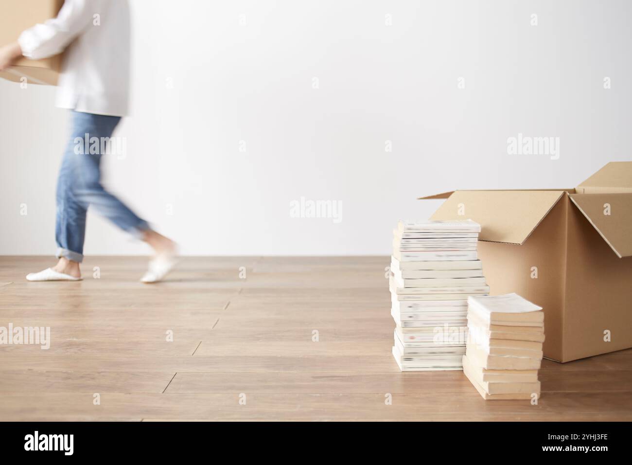 Woman packing books cardboard hi-res stock photography and images - Alamy