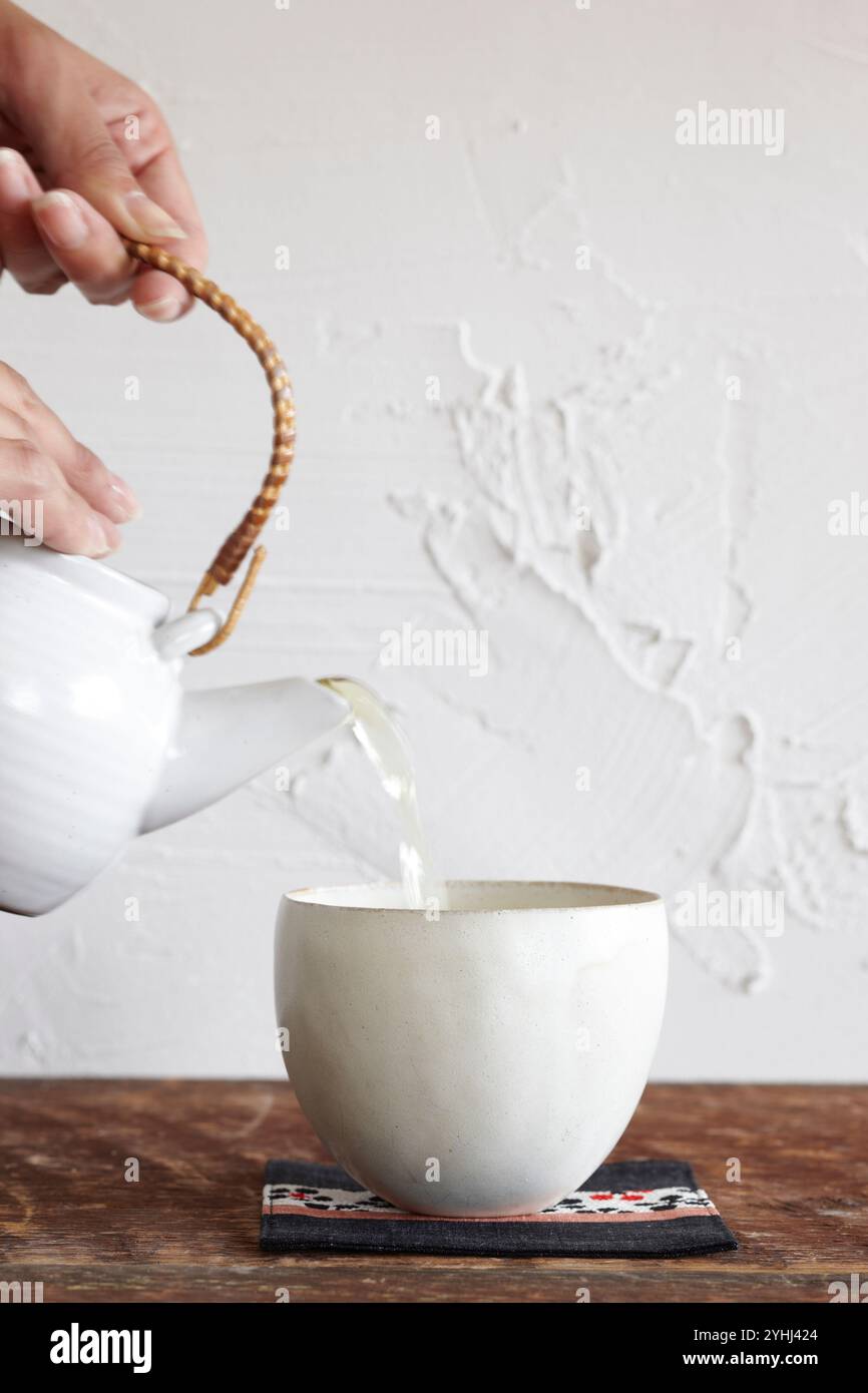 Womans hand pouring tea hi-res stock photography and images - Alamy