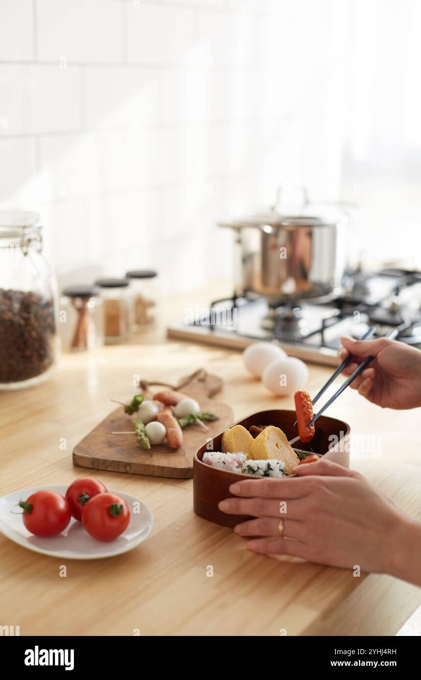 Woman kitchen packing kitchen hi-res stock photography and images - Alamy