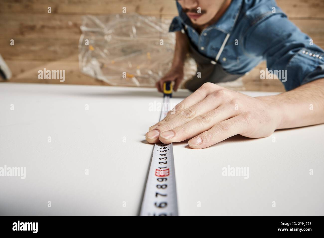 Using hand scale hi-res stock photography and images - Alamy