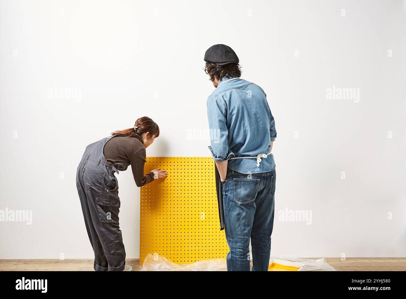 DIY man and woman doing DIY Stock Photo - Alamy
