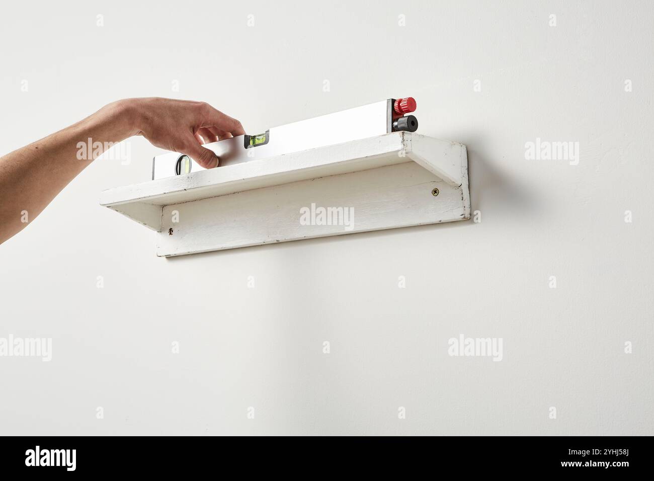 Man's hand using a level Stock Photo - Alamy