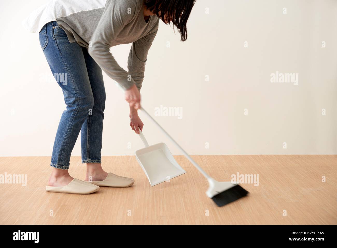 Woman cleaning the floor Stock Photo - Alamy