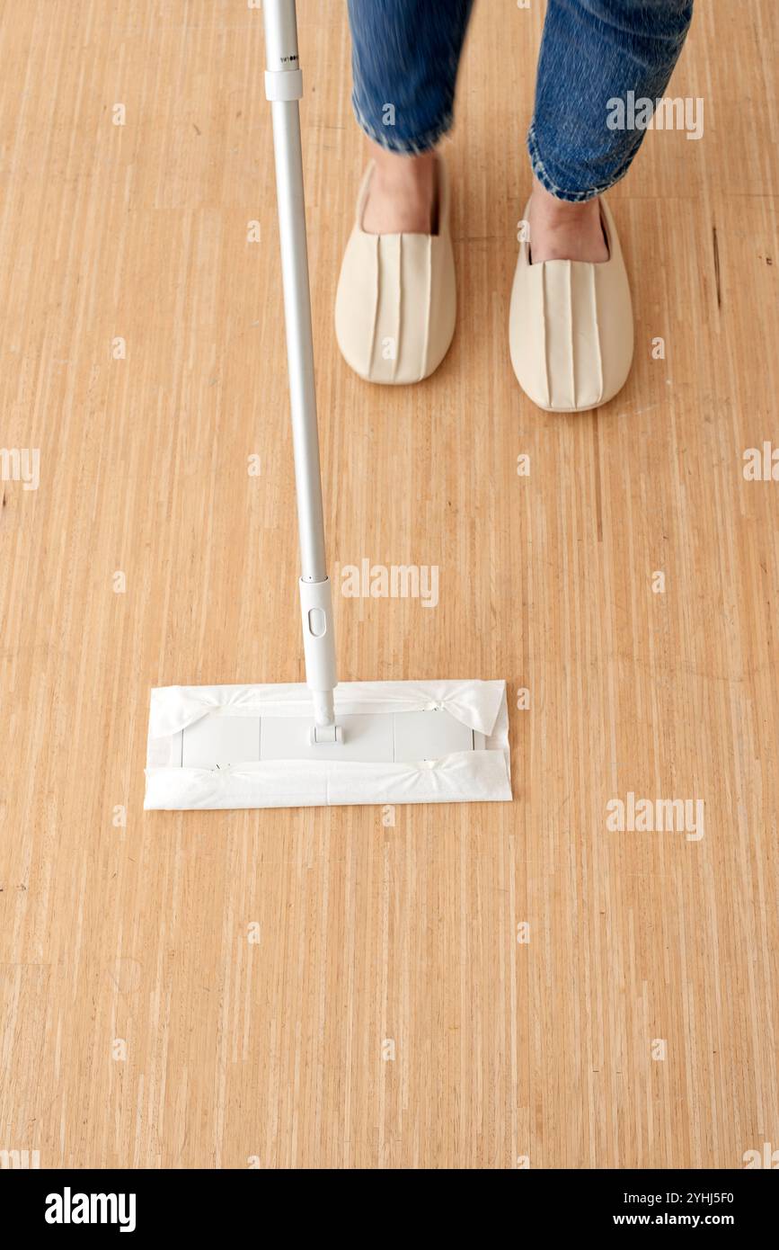 People cleaning their feet Stock Photo - Alamy