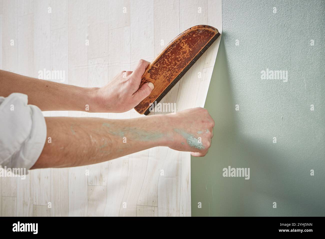 Applying wallpaper to wall hi-res stock photography and images - Alamy