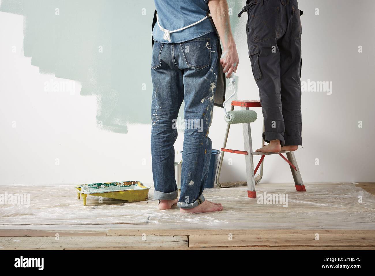 Man and woman painting wall Stock Photo - Alamy