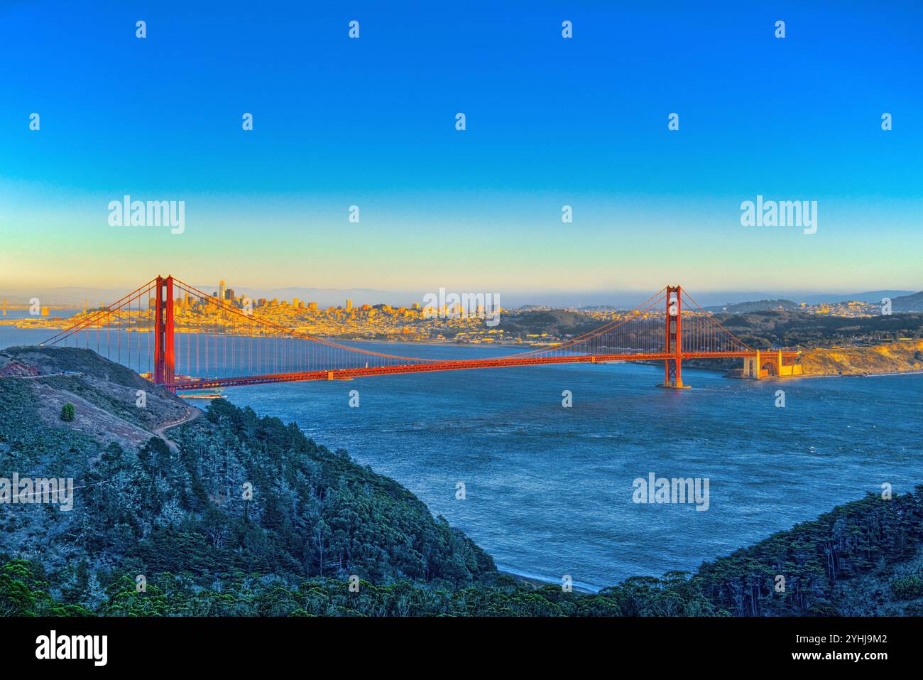 Panorama of the Gold Gate Bridge and the other side of the bay. San ...