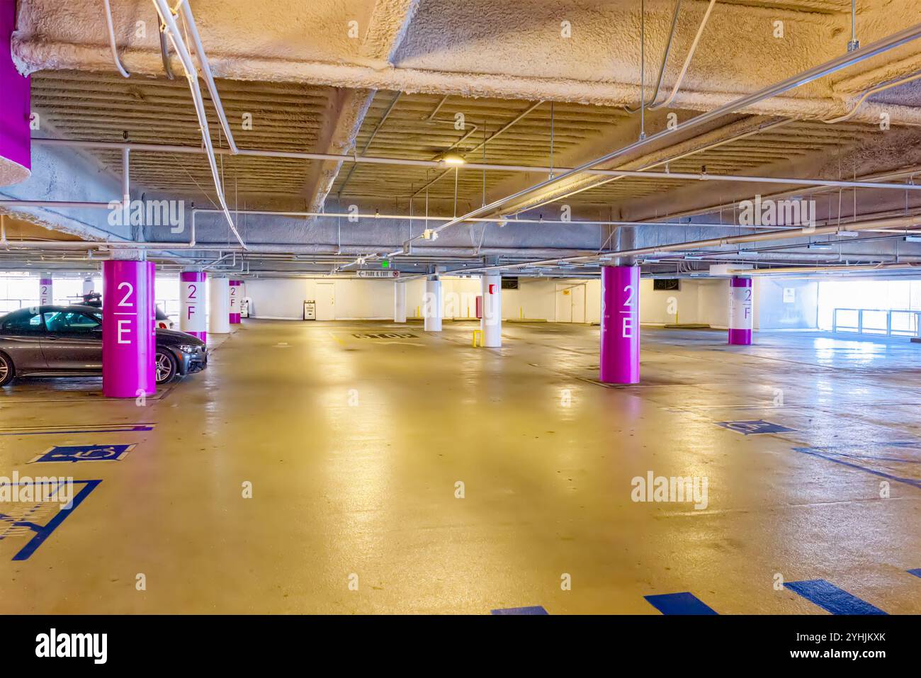 Parking garage of a shopping center hi-res stock photography and images ...