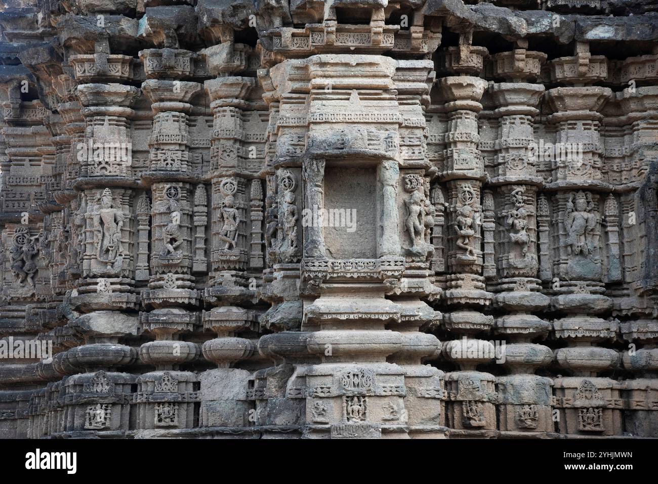 Carved idols on the outer wall of Shri Kapileshwar Mahadev Mandir ...
