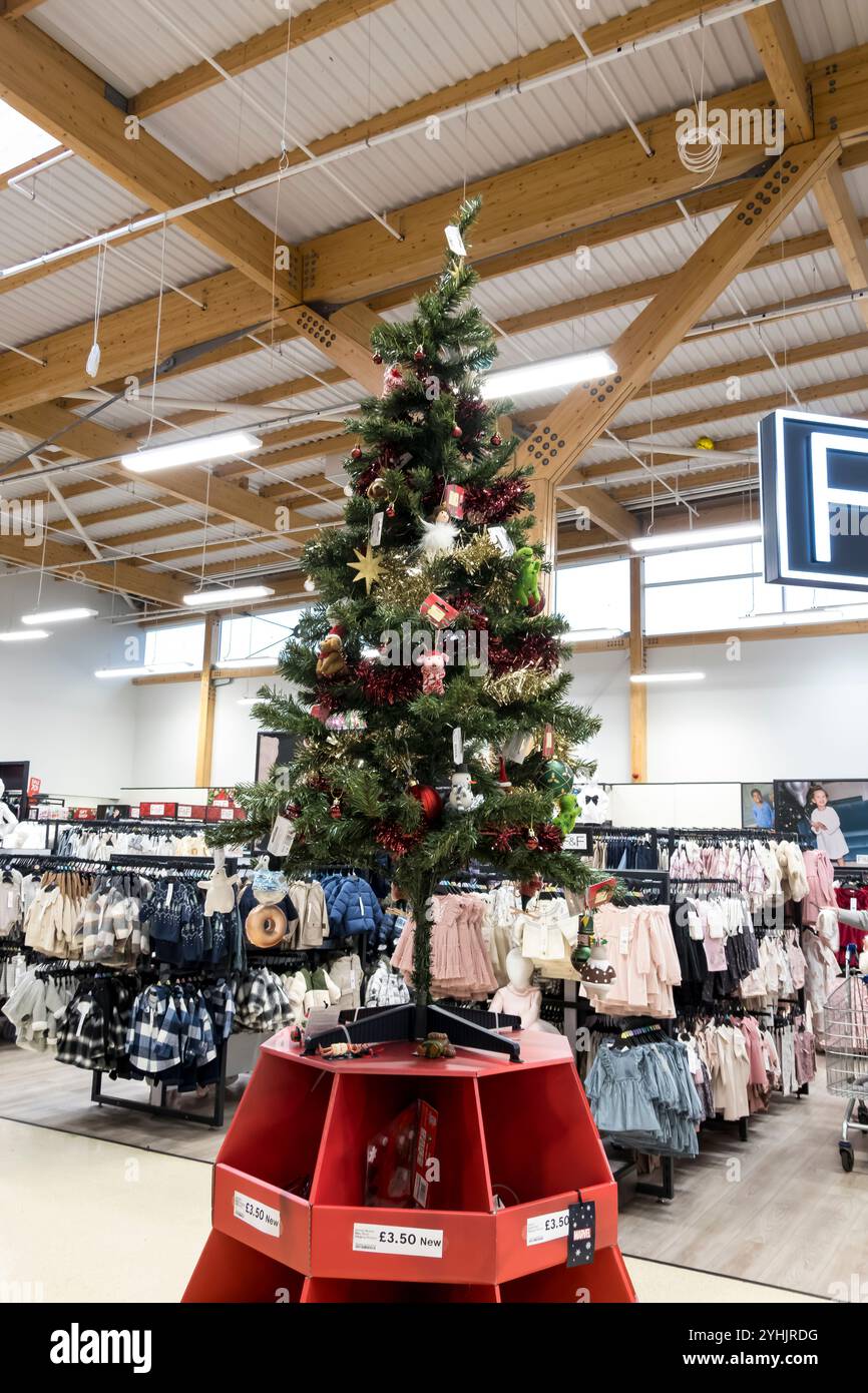 Christmas in department store hi-res stock photography and images - Alamy