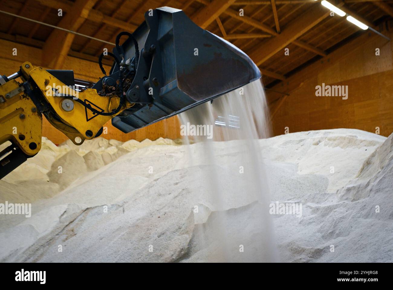 Oranienburg, Germany. 12th Nov, 2024. A road maintenance worker from ...