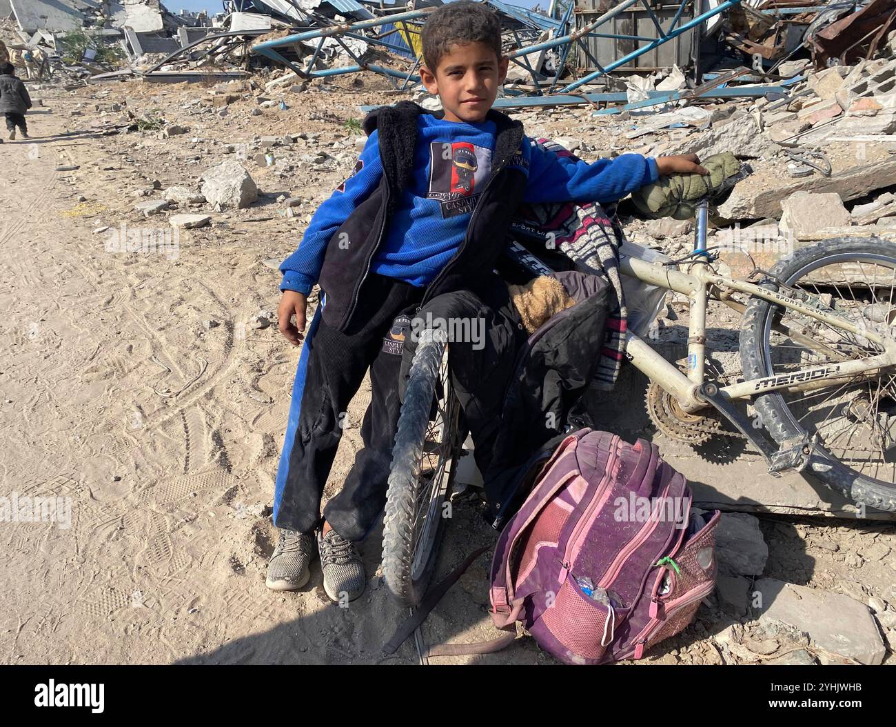 Palestinians carrying belongings on their way in Beit Hanoun, northern ...