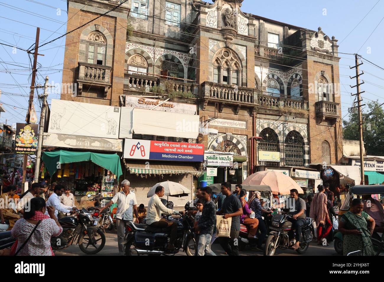 Street scene in the old city of Bhavnagar, Gujarat, india Stock Photo ...