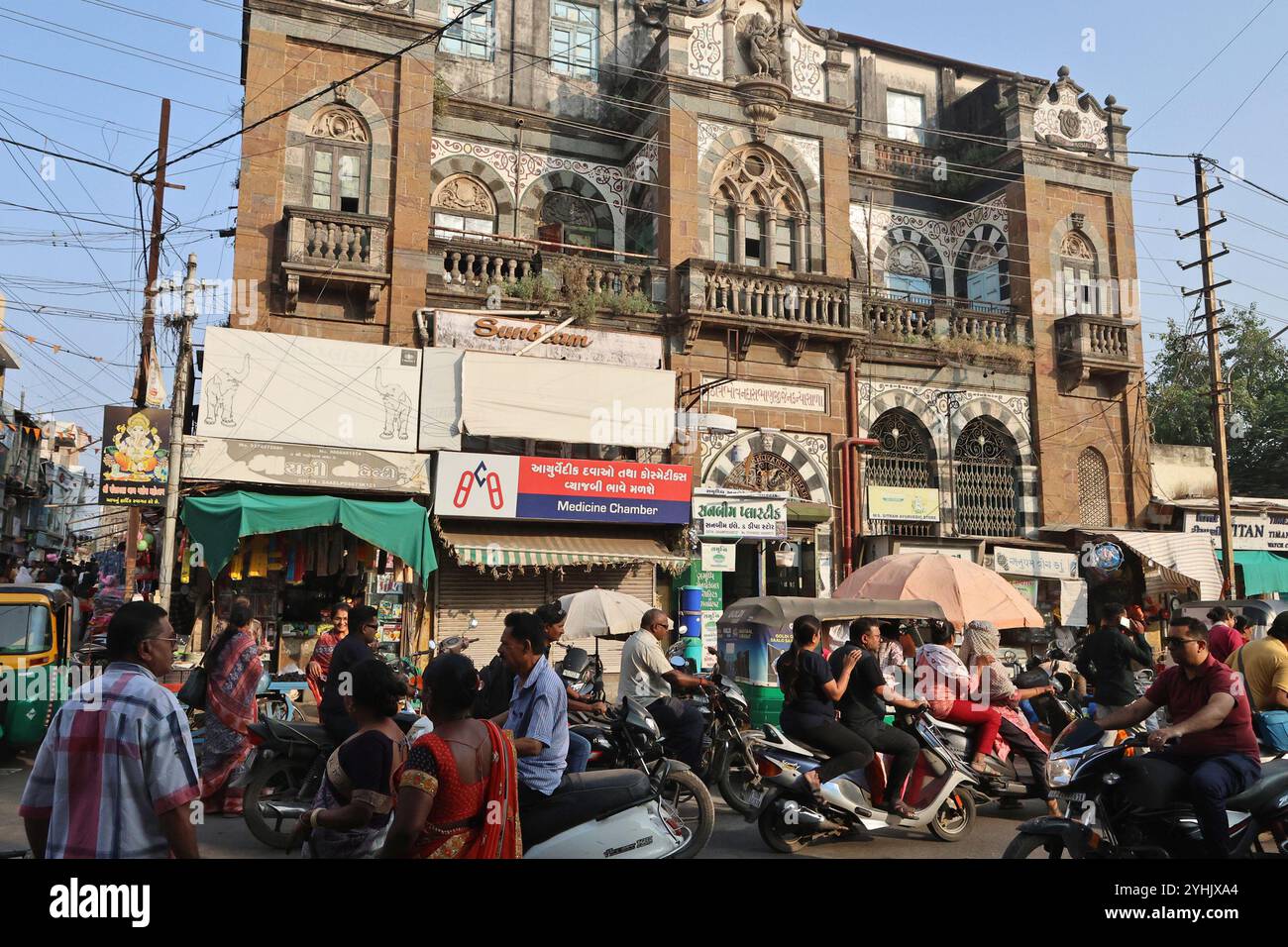 Street scene in the old city of Bhavnagar, Gujarat, india Stock Photo ...