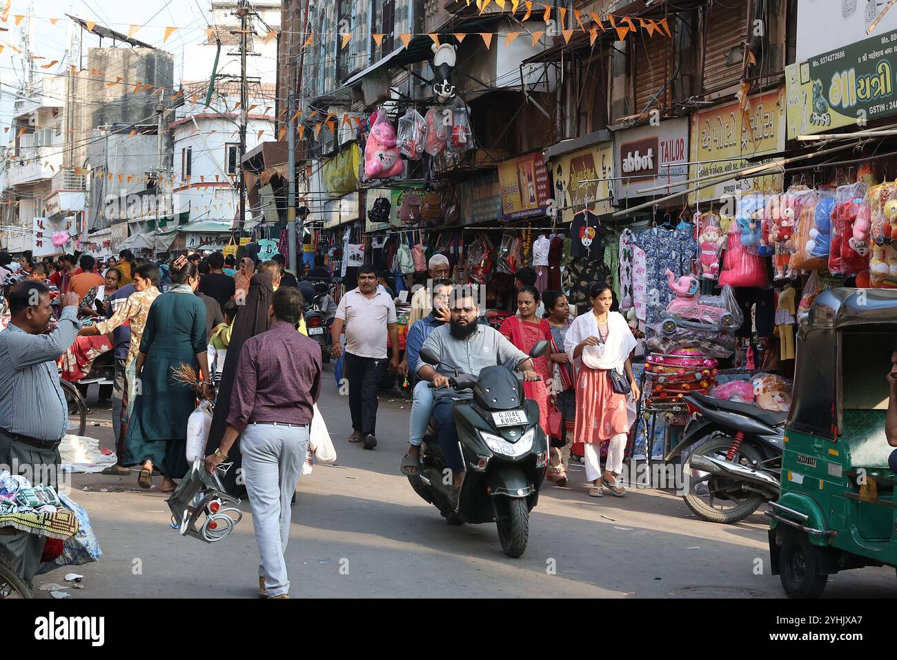 Street scene in the old city of Bhavnagar, Gujarat, india Stock Photo ...