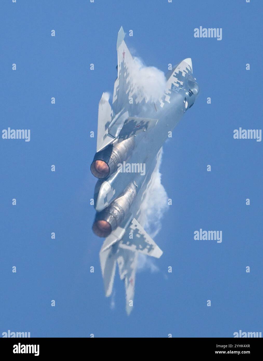 (241112) -- ZHUHAI, Nov. 12, 2024 (Xinhua) -- A Russia's Su-57 fighter ...