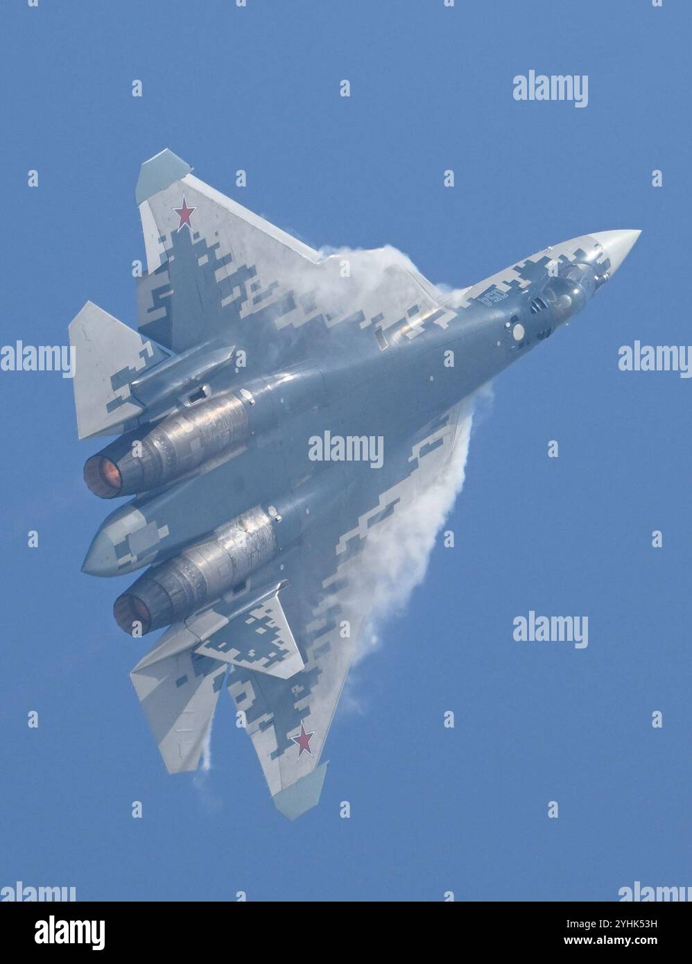 (241112) -- ZHUHAI, Nov. 12, 2024 (Xinhua) -- A Russia's Su-57 fighter ...
