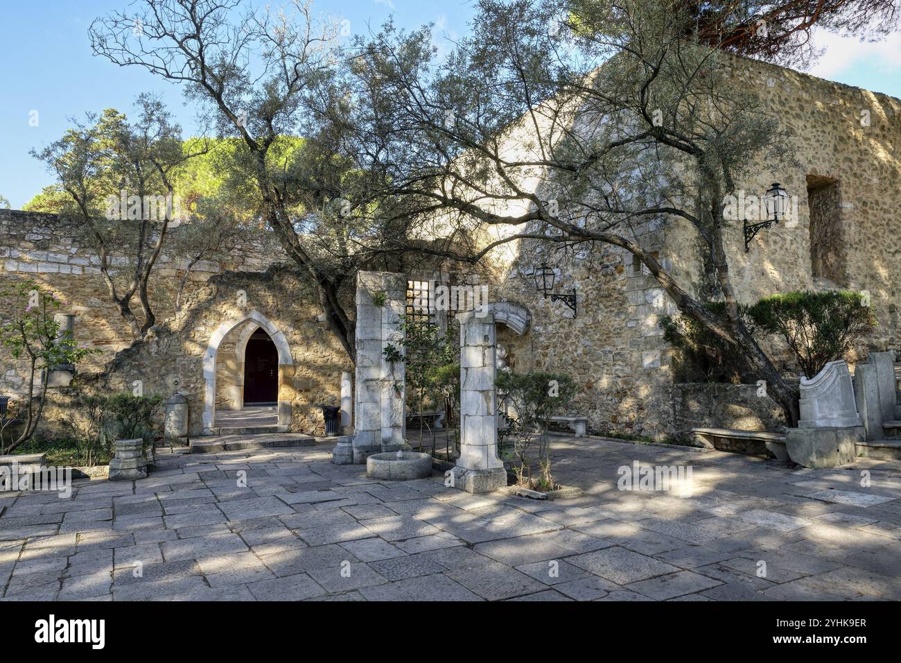 Castelo de sao jorge castle of st saint george hi-res stock photography ...