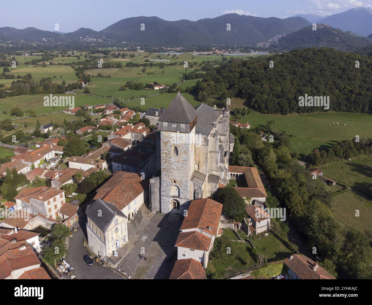 Catedral de notre dame de saint bertrand de comminges hi-res stock ...