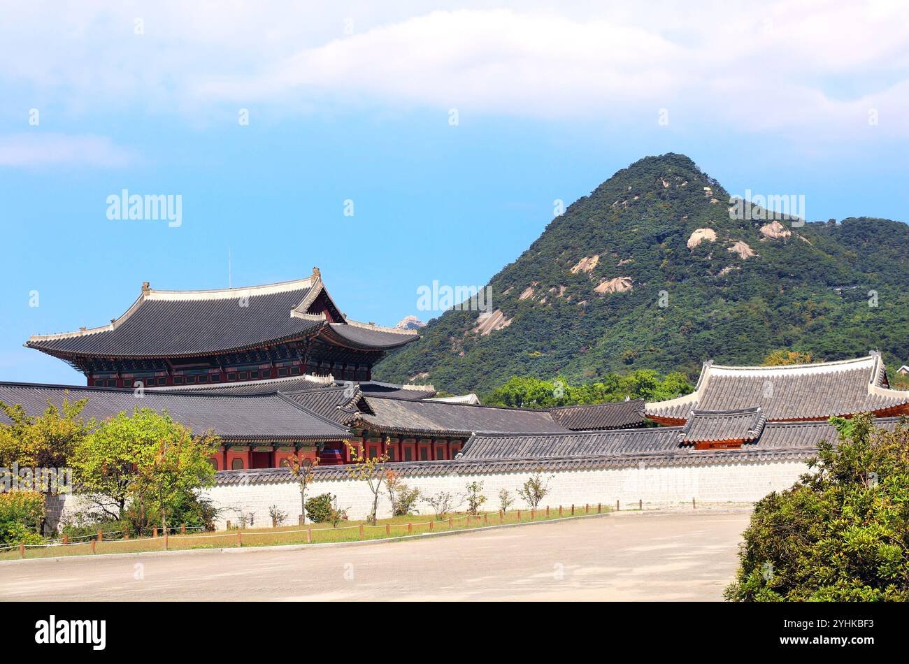 Ancient pavilions of Gyeongbokgung Palace, Seoul, South Korea ...