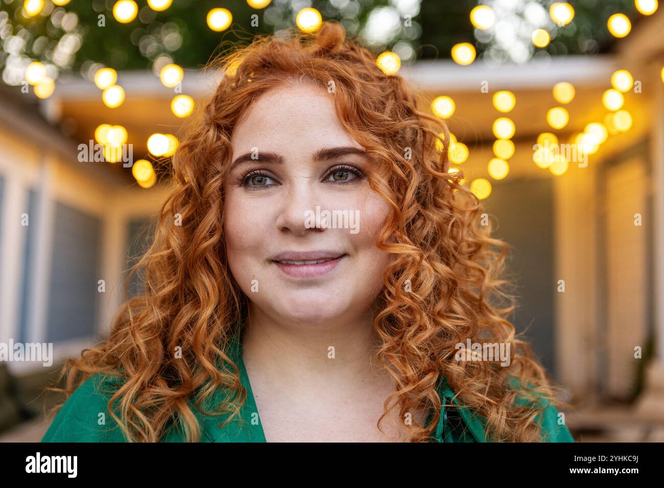 Attractive curvy girl red hi-res stock photography and images - Alamy