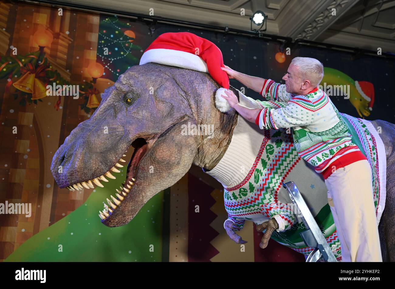 London’s Natural History Museum unveils sustainable Christmas jumper ...