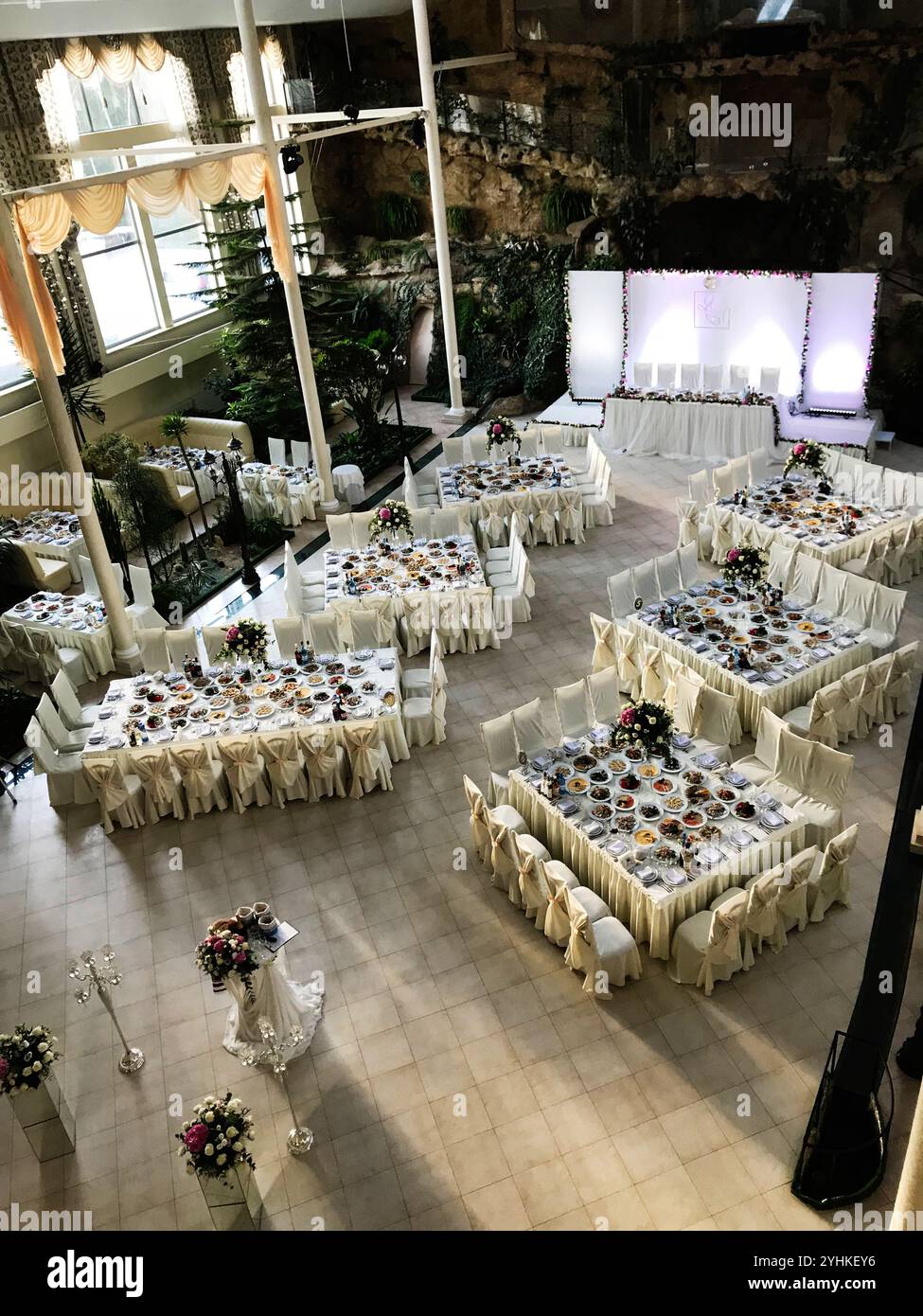 Classy dining setup hi-res stock photography and images - Alamy