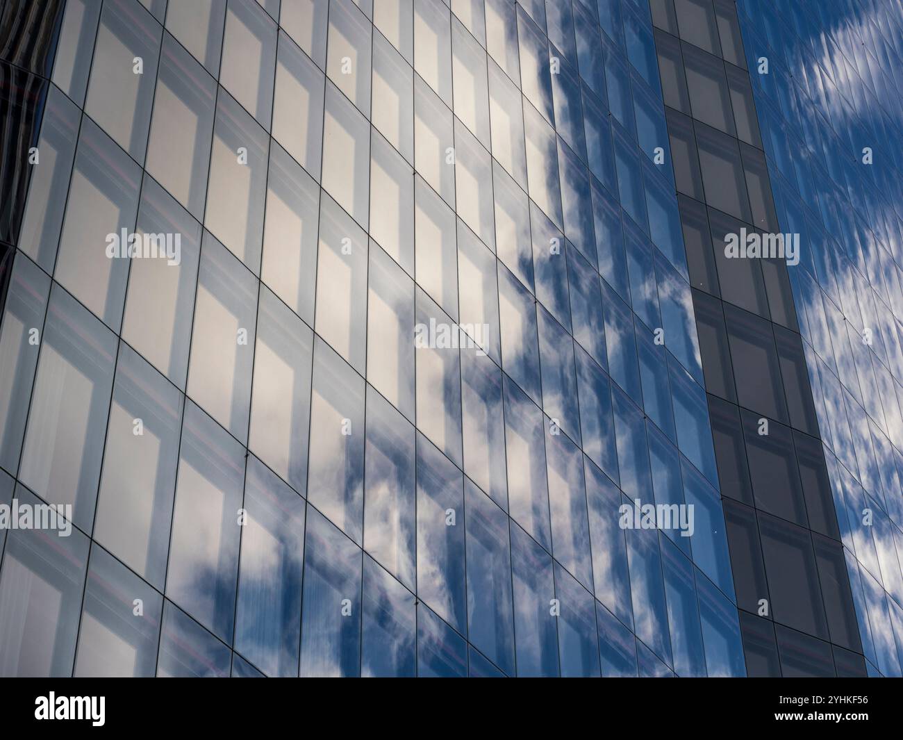 Reflections skyscraper hi-res stock photography and images - Alamy