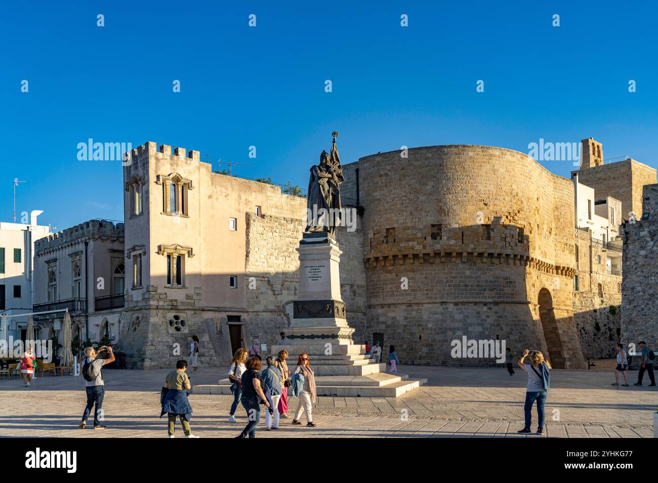 Otranto Torre Alfonsina und das Denkmal Monumento agli Eroi e ai ...