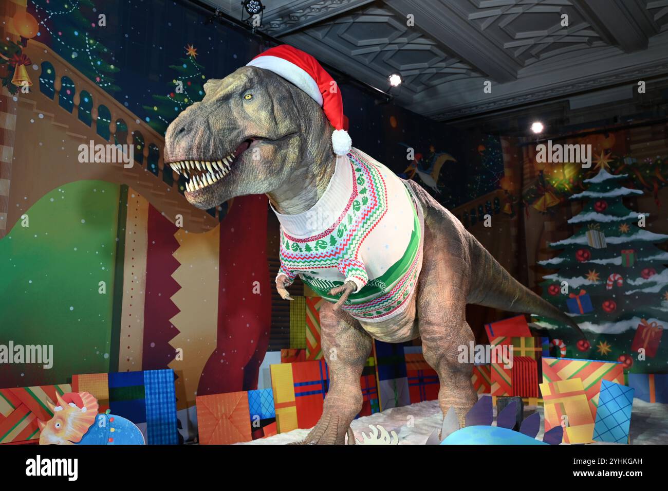 London’s Natural History Museum unveils sustainable Christmas jumper ...