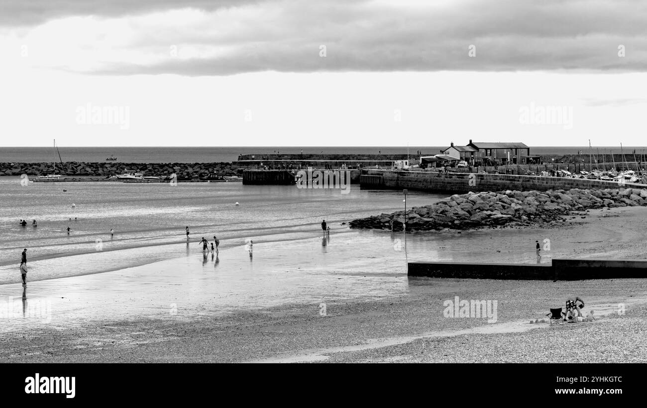 Cobb beach lyme regis dorset hi-res stock photography and images - Alamy