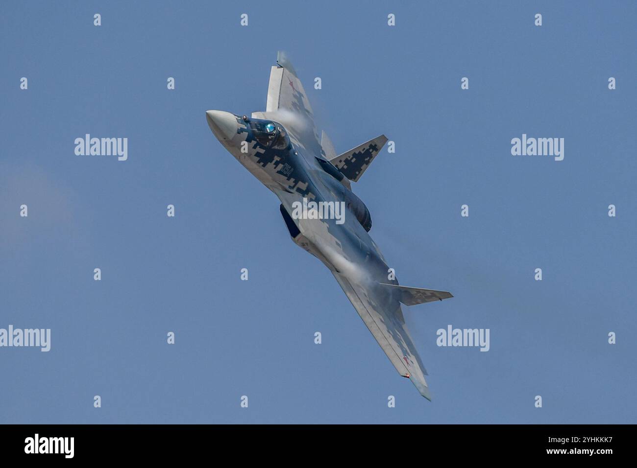 (241112) -- ZHUHAI, Nov. 12, 2024 (Xinhua) -- A Russia's Su-57 fighter ...