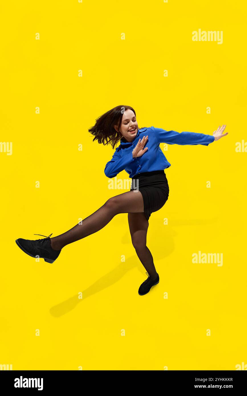 Young people dancing energetically hi-res stock photography and images ...