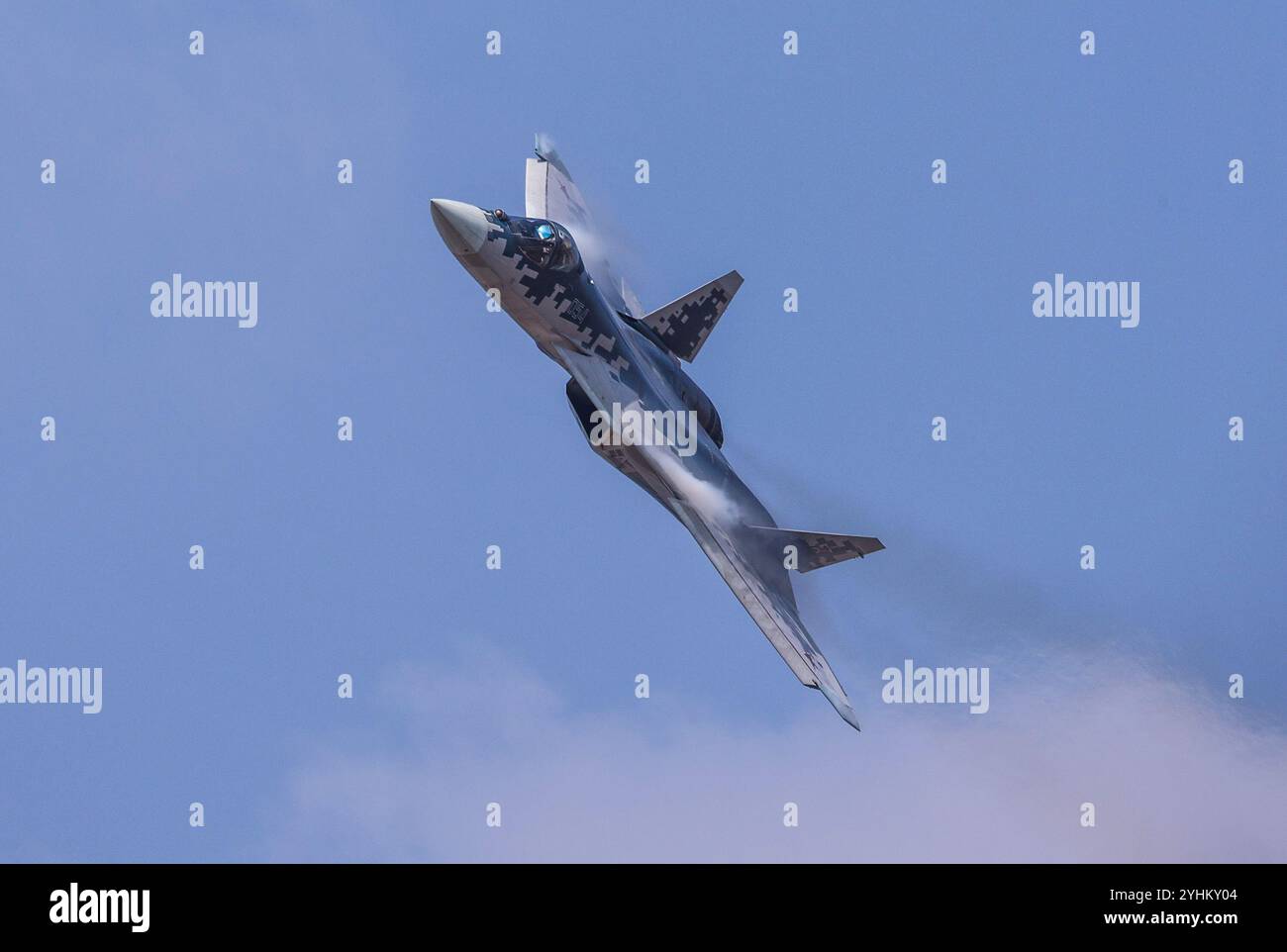 (241112) -- ZHUHAI, Nov. 12, 2024 (Xinhua) -- A Russia's Su-57 fighter ...