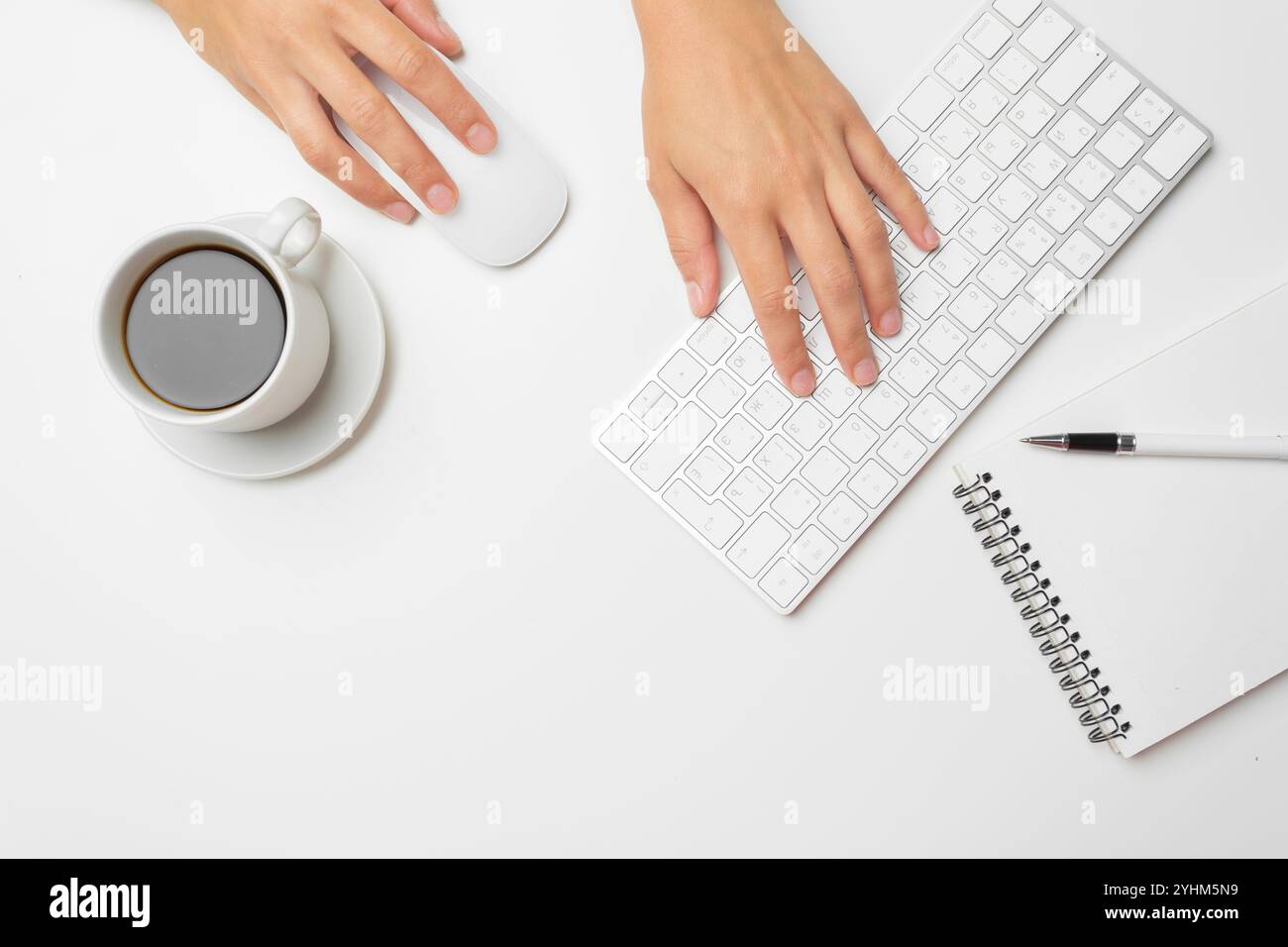 women's hands using keyboard and mouse Stock Photo - Alamy