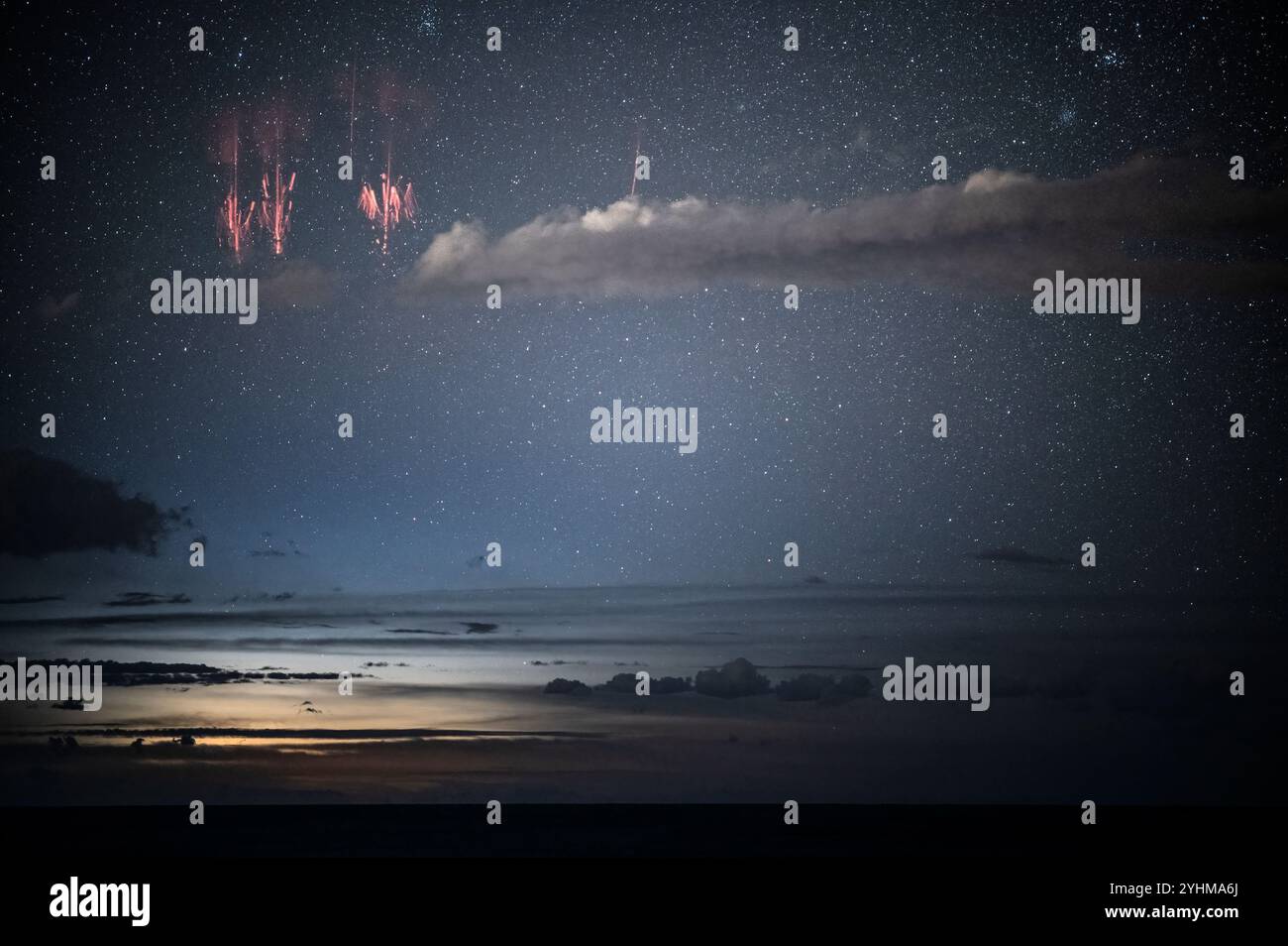 Red sprites in the Mediterranean. Red sprites above a powerful ...