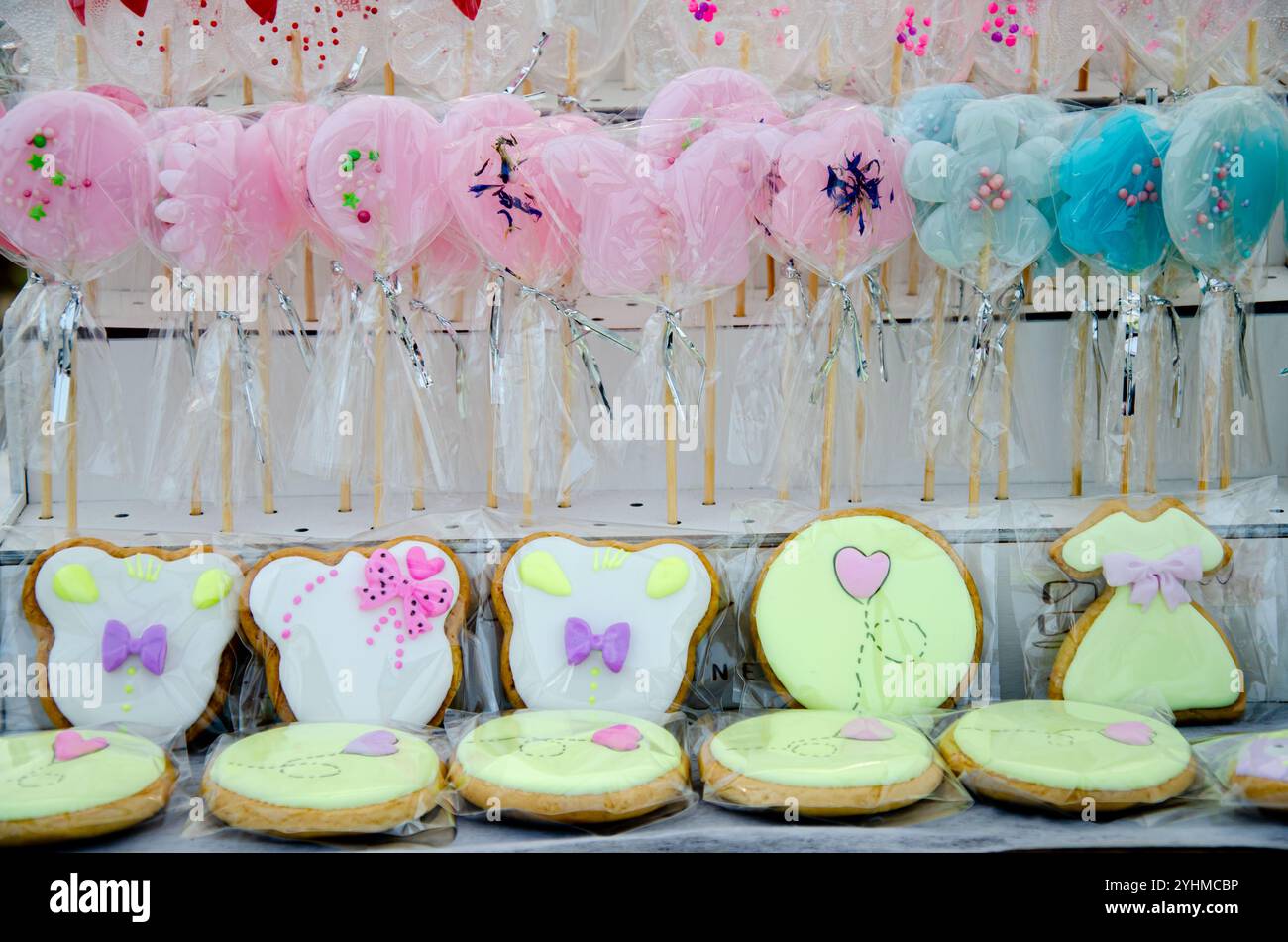 Kids eating lollipops hi-res stock photography and images - Alamy