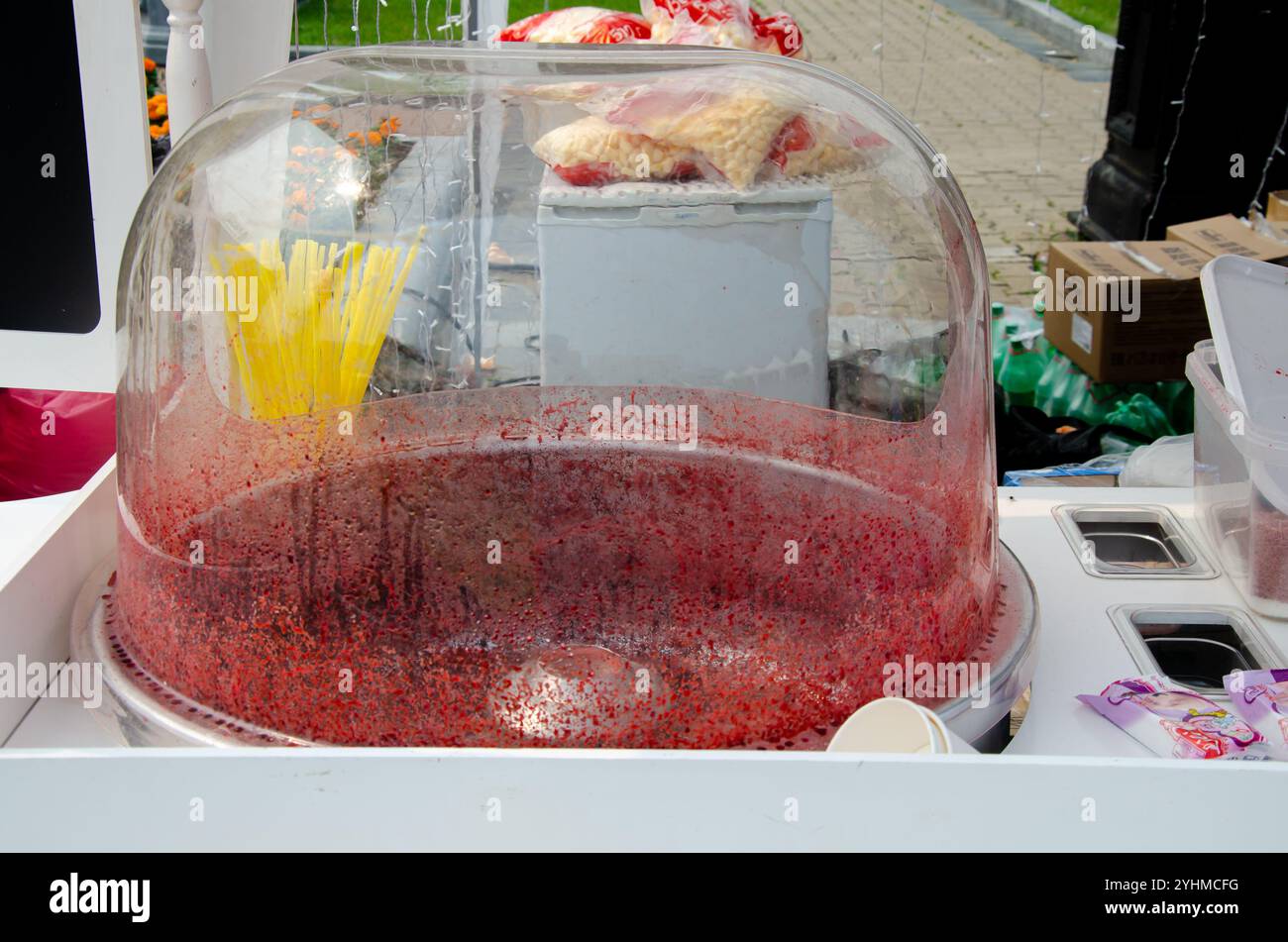 Process making cotton candy in hi-res stock photography and images - Alamy