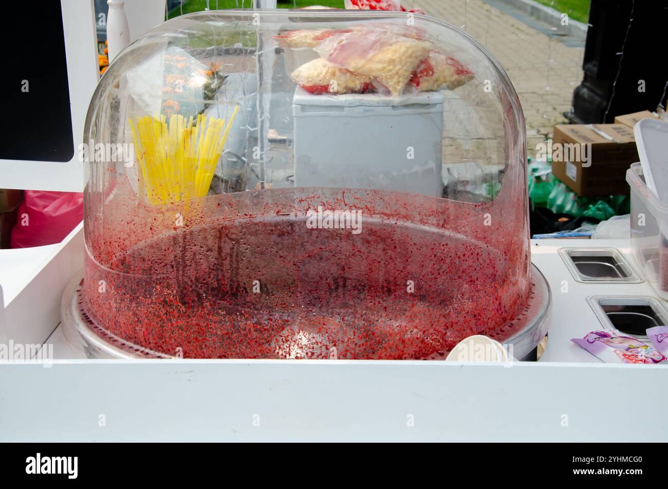 Process making cotton candy in hi-res stock photography and images - Alamy