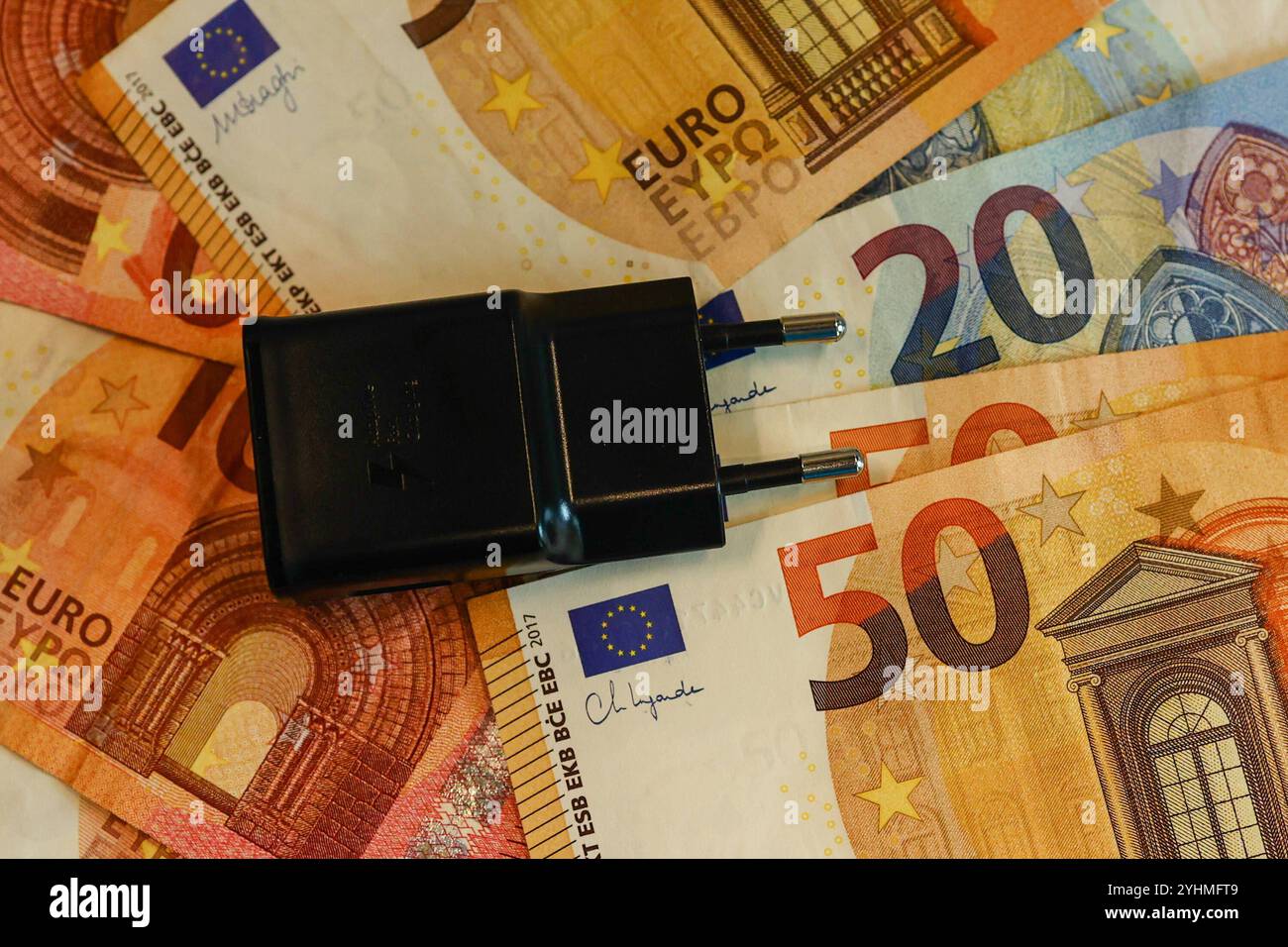 Stockbilder 10/2024 Haufen Geld mit Netzstecker *** Stock photos 10 ...