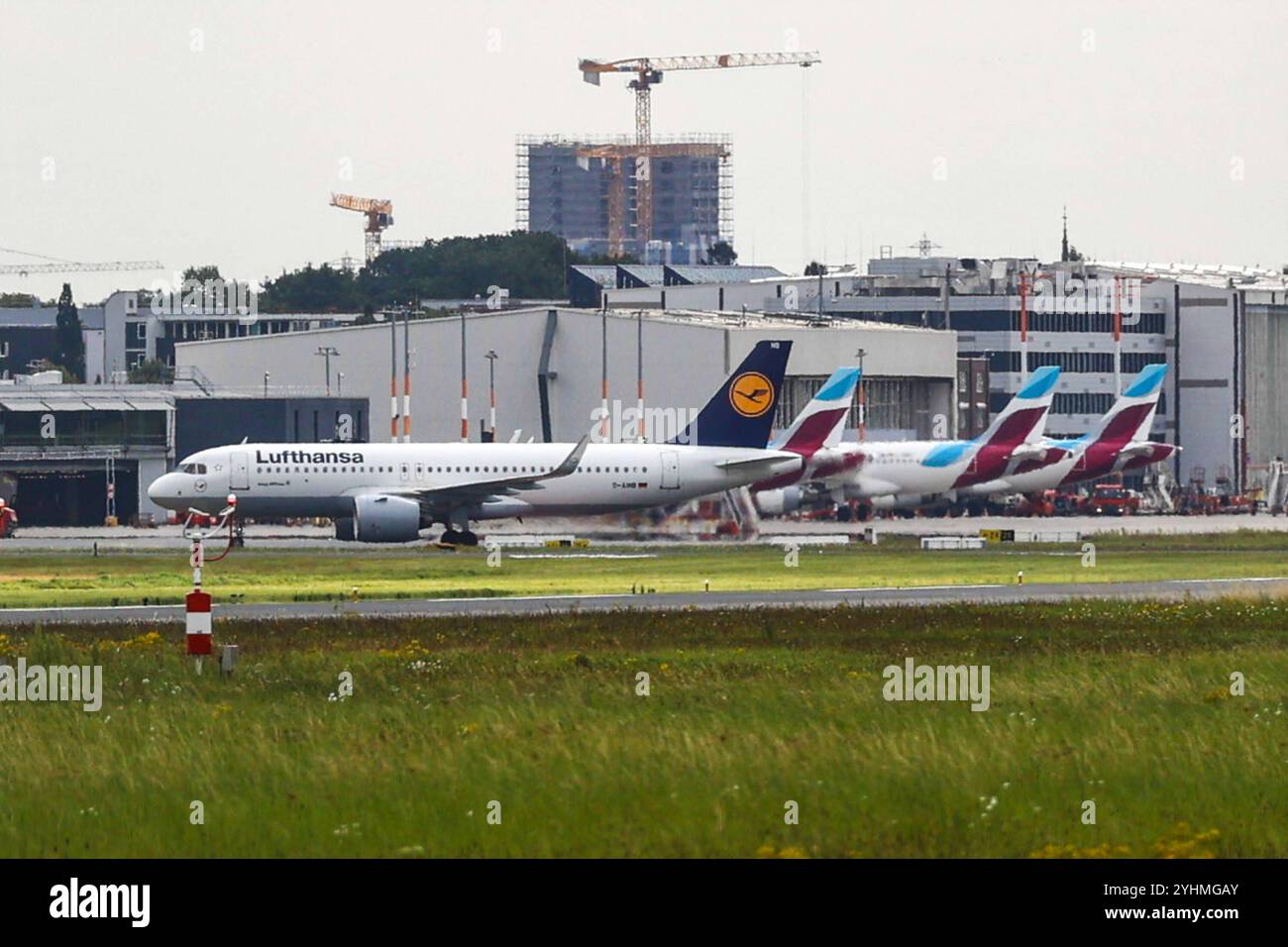 Stockbilder 10/2024 Lufthansa Flugzeug beim Landeanflug in Hamburg ...