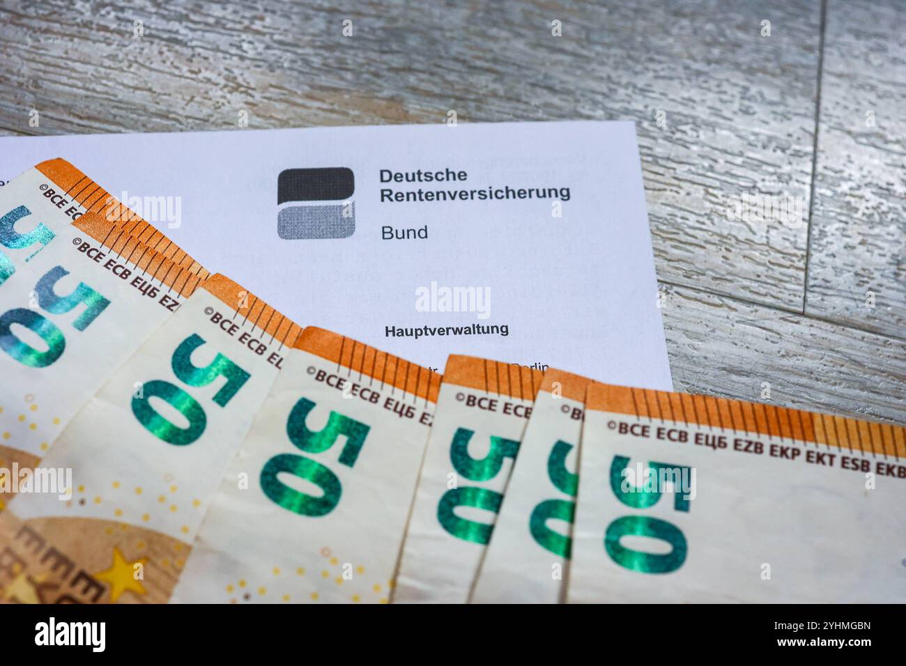 Stockbilder 10/2024 Rentenbescheid mit Geld *** Stock photos 10 2024 ...