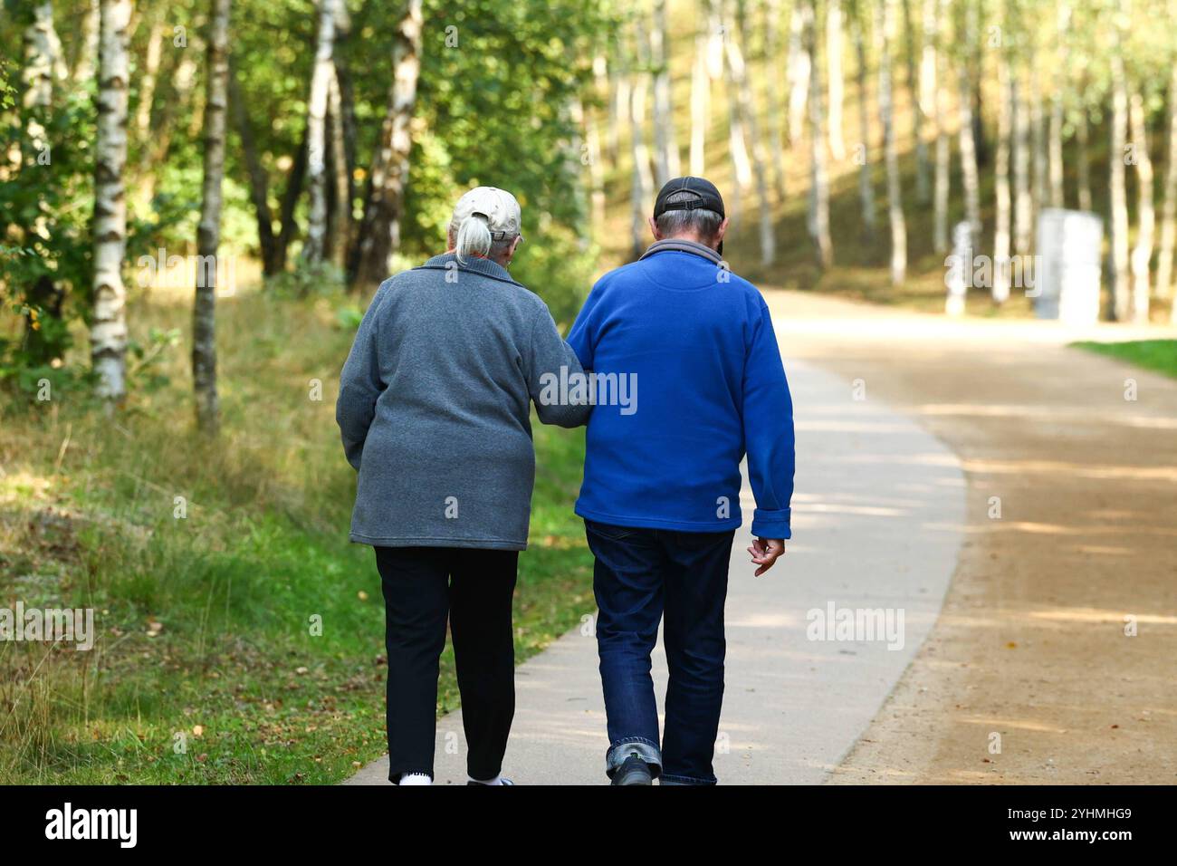 Stockbilder 10/2024 Senioren Ehepaar im Park *** Stock photos 10 2024 ...