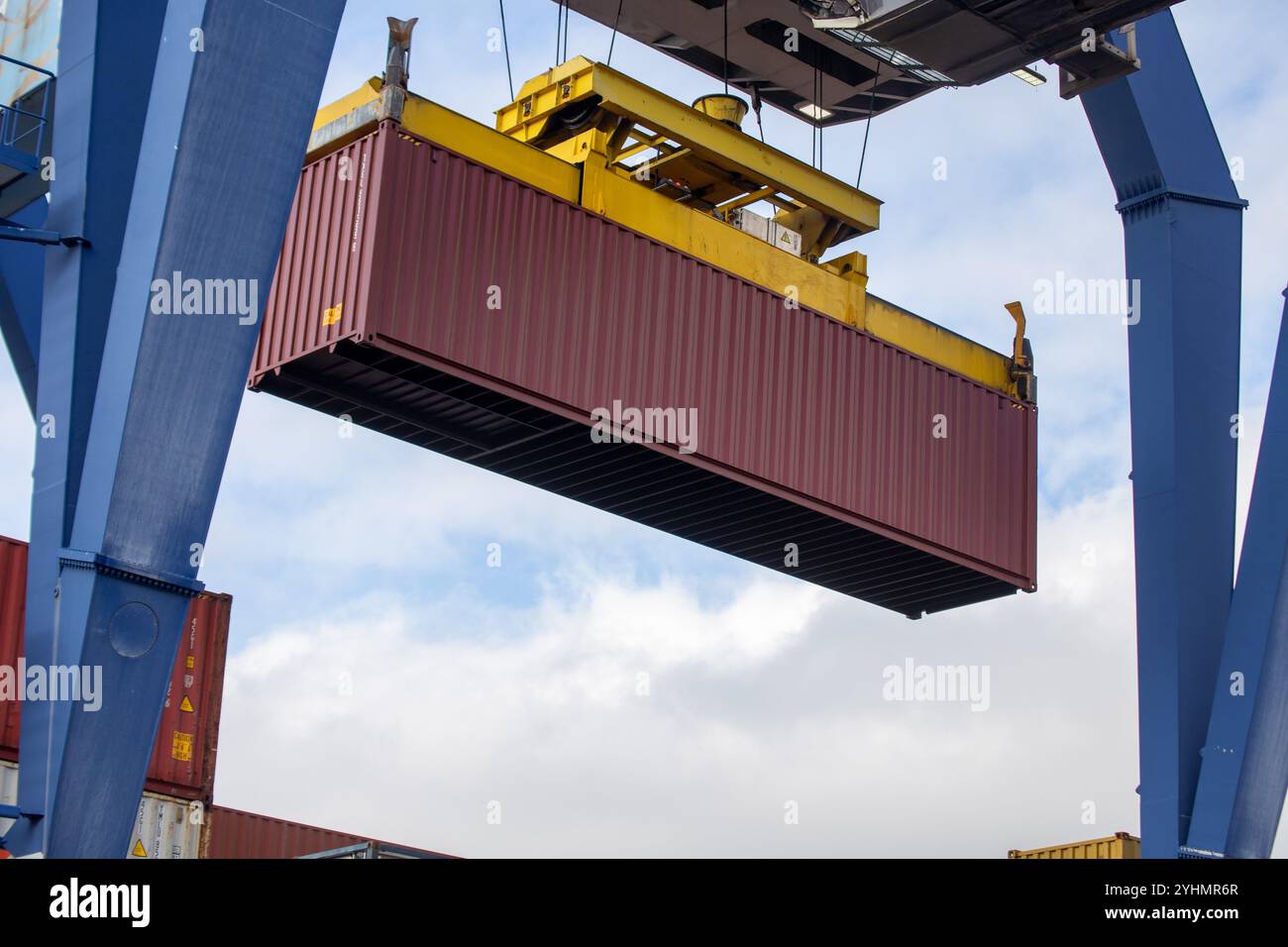 Close-up of the loading of a shipping container Stock Photo - Alamy