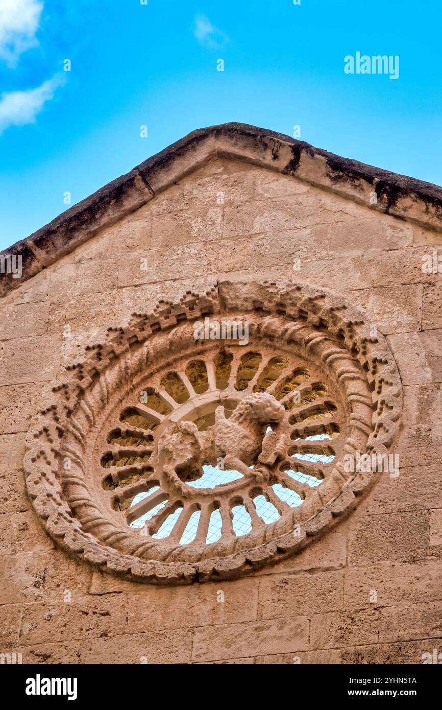 Romanesque rose window hi-res stock photography and images - Alamy