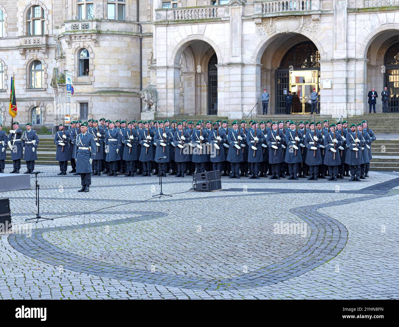 Gelöbnis der Bundeswehr in Hannover Präsentiert das Gewehr Befehl beim ...