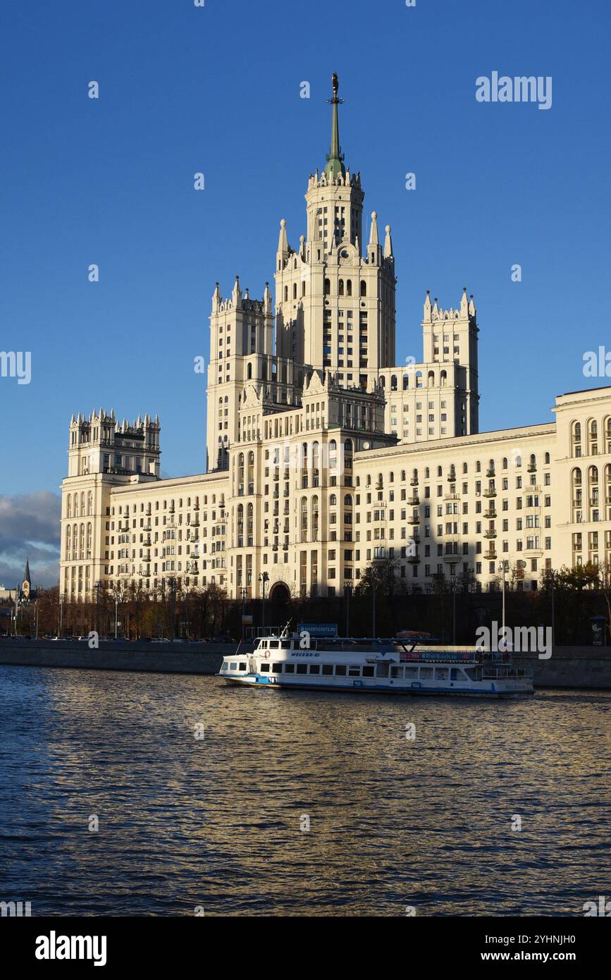 Kotelnicheskaya building from moscva river hi-res stock photography and ...