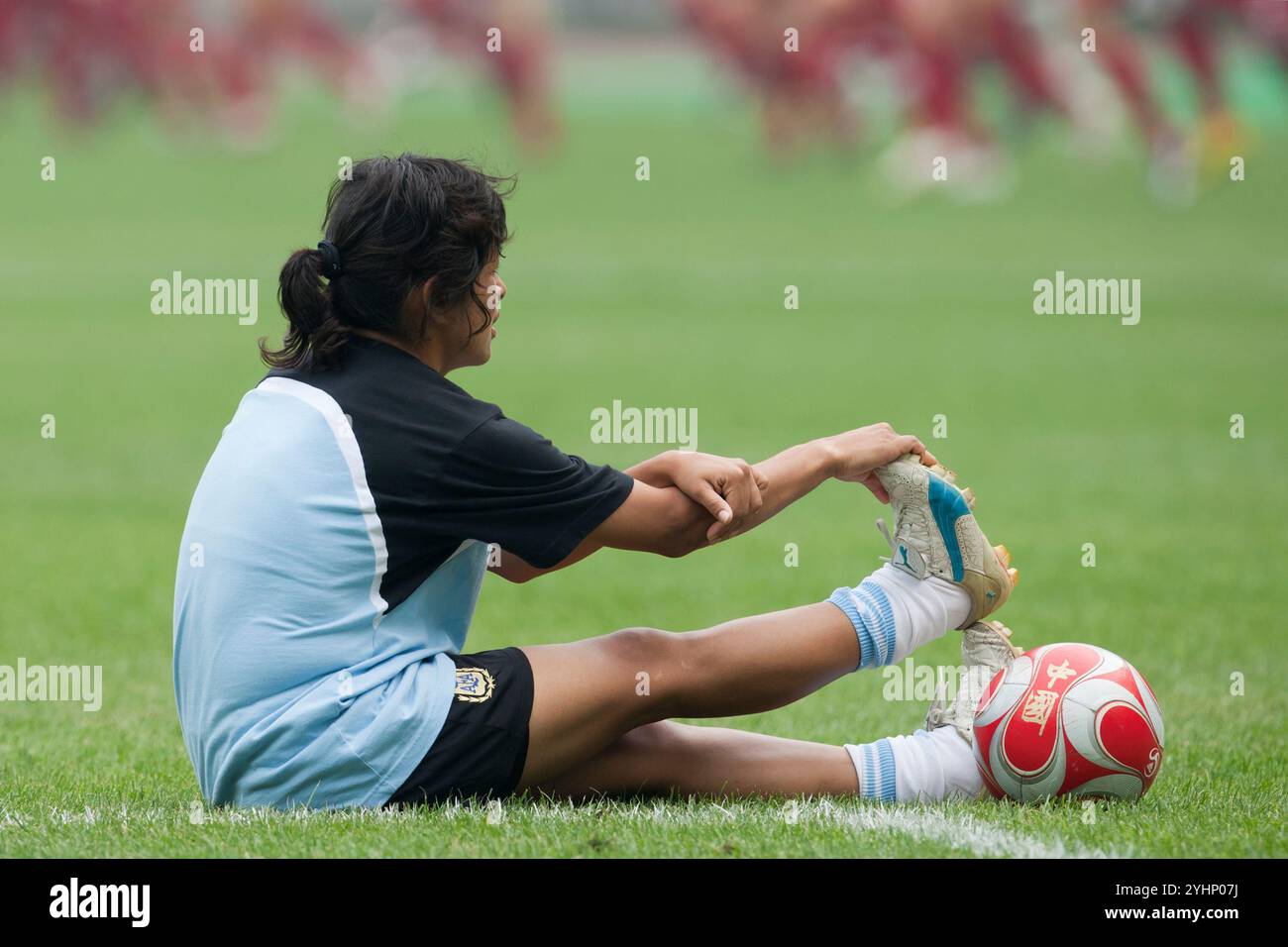 Female soccer athlete stretching hi-res stock photography and images ...