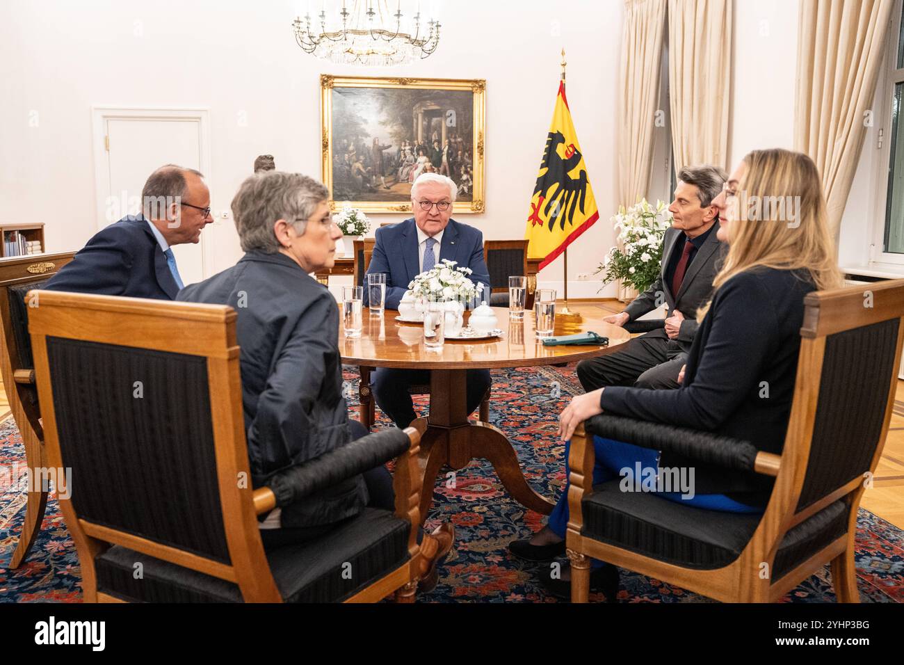 Bundespräsident Frank-Walter Steinmeier empfängt die beiden Fraktionsführer Friedrich Merz, Rolf ...